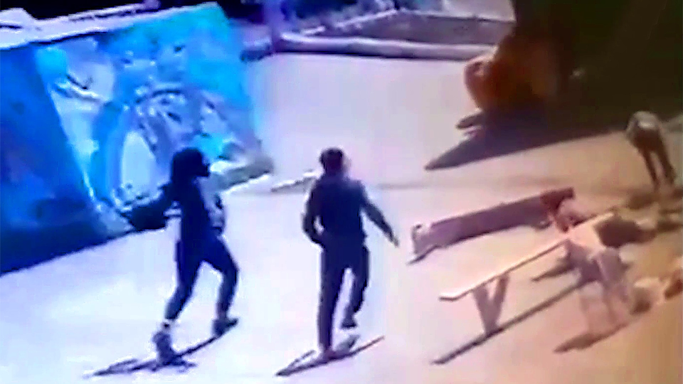 В центре Улан-Удэ мощный ветер снес батут с детьми. Новости. Первый канал