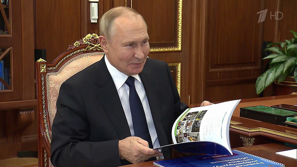 Министр просвещения Сергей Кравцов подарил президенту сборник работ ...